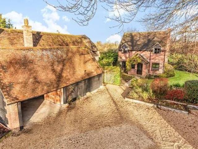 4 bedroom detached house for sale in Kintbury Berkshire RG17