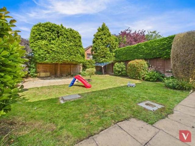 4 bedroom detached house for sale in Kirby Drive, Luton, LU3