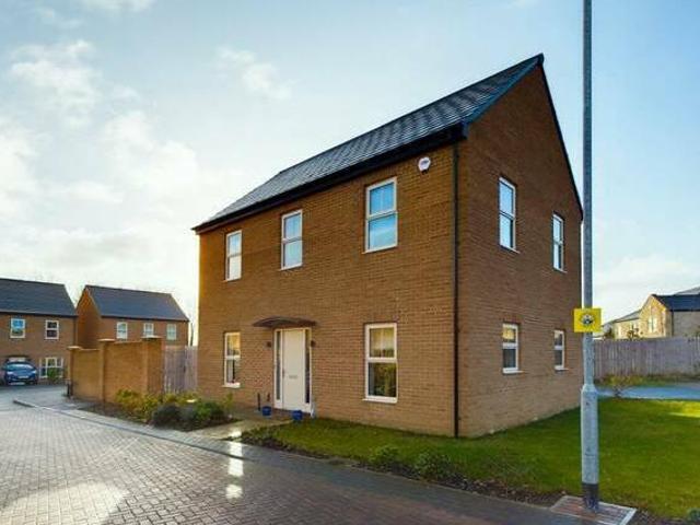 4 bedroom detached house for sale in Hoult Court Wakefield WF1