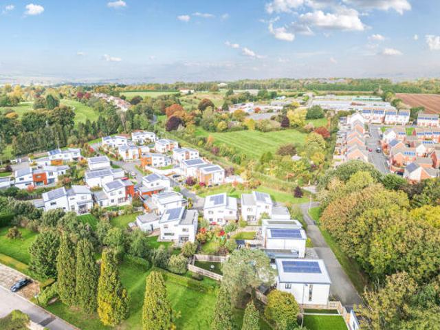 4 bedroom detached house for sale in Holland Park, Exeter, EX2