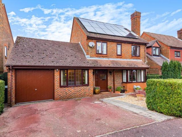 4 bedroom detached house for sale in Holmes Close, Hatch Warren, RG22