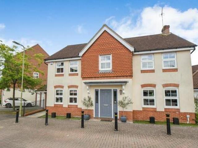 4 Bedroom Detached House For Sale In Hook, Hampshire
