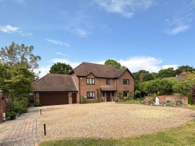 4 Bedroom Detached House For Sale In Hook, Hampshire