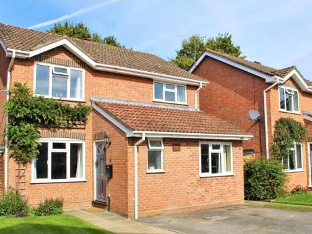 4 Bedroom Detached House For Sale In Hook, Hampshire
