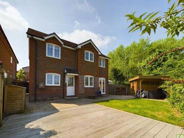 4 Bedroom Detached House For Sale In Hook, Hampshire