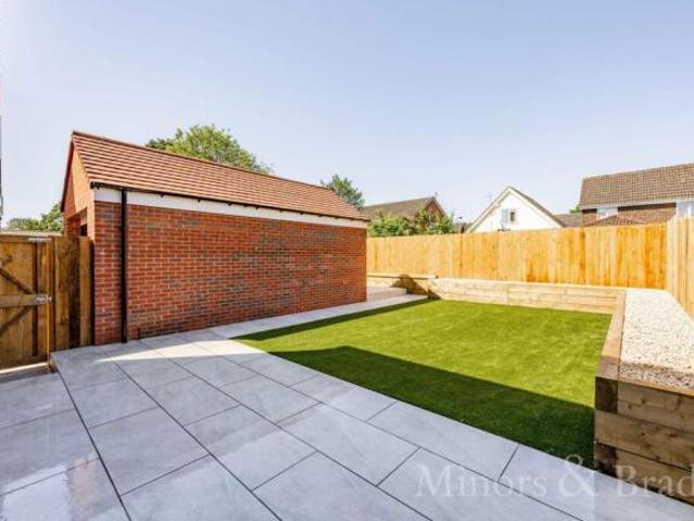 4 bedroom detached house for sale in Hawthorn Drive, Sprowston, NR13
