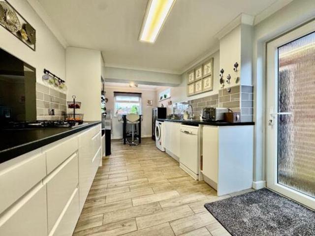 4 bedroom detached house for sale in Hazelwood Close, Luton, LU2