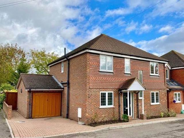 4 bedroom detached house for sale in Hammerton Close Bexley DA5