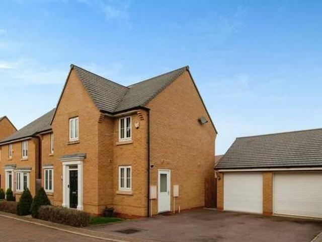 4 bedroom detached house for sale in Hanslope Close Papworth Everard Cambridge CB23