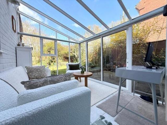 4 bedroom detached house for sale in Hanworth Close, Luton, LU2