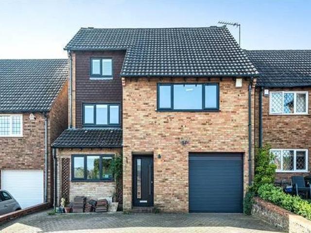 4 bedroom detached house for sale in Harrow Piece Maulden Bedfordshire MK45