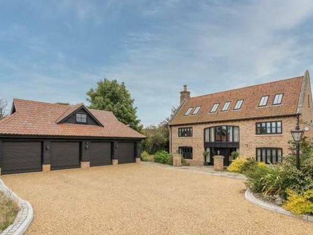 4 bedroom detached house for sale in Hemsby NR29