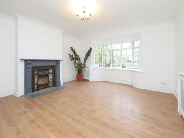 4 bedroom detached house for sale in High View, Pinner HA5 3PA, HA5