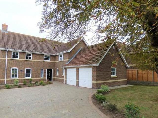 4 bedroom detached house for sale in High Street Belton Doncaster DN9