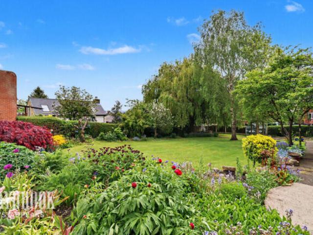 4 bedroom detached house for sale in High Street, Eckington, S21
