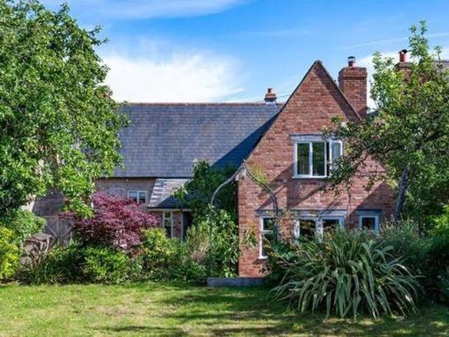 4 bedroom detached house for sale in High Street Harbury Nr Leamington Spa Warwickshire CV33