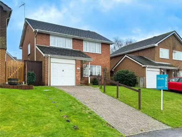 4 bedroom detached house for sale in Hill Close, Bransgore, Ch.