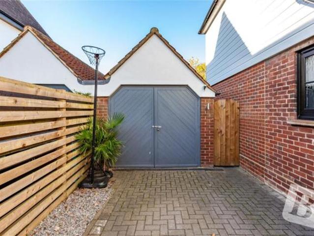 4 bedroom detached house for sale in Hillside Walk, Brentwood, Essex, CM14