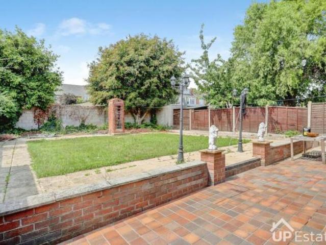 4 bedroom detached house for sale in Hipswell Highway, Coventry, CV2
