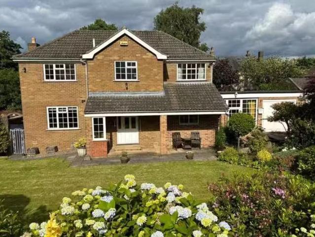 4 bedroom detached house for sale in Huddersfield, HD2