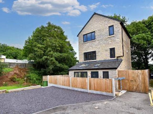 4 Bedroom Detached House For Sale In Huddersfield, West Yorkshire