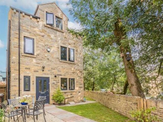 4 Bedroom Detached House For Sale In Huddersfield, West Yorkshire