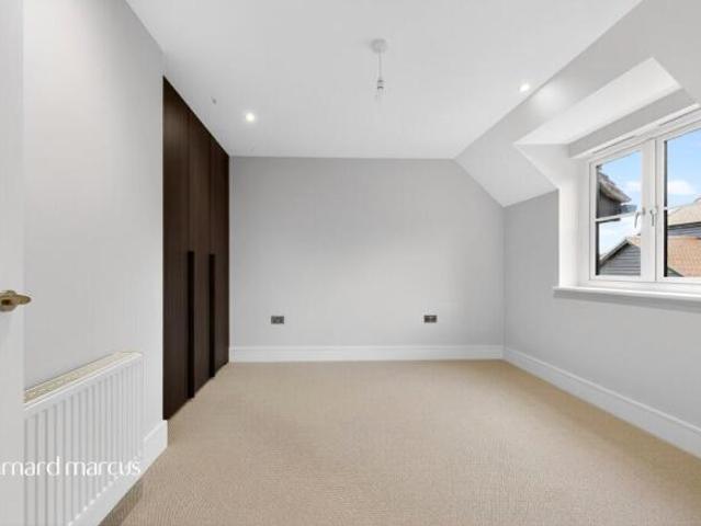 4 bedroom detached house for sale in Huntersfield Farm, Fairlawn Road, Banstead, SM7