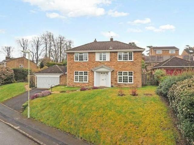 4 bedroom detached house for sale in Huntsmead Alton Hampshire GU34