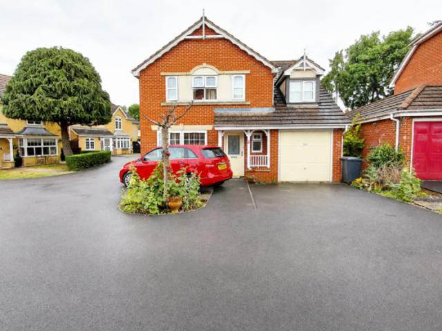 4 bedroom detached house for sale in Hurworth Avenue, Slough, SL3