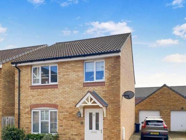 4 Bedroom Detached House For Sale In Immaculately Presented Home. Aluminium Close