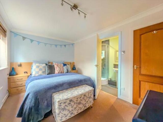 4 bedroom detached house for sale in Ibbetson Oval, Leeds, LS27