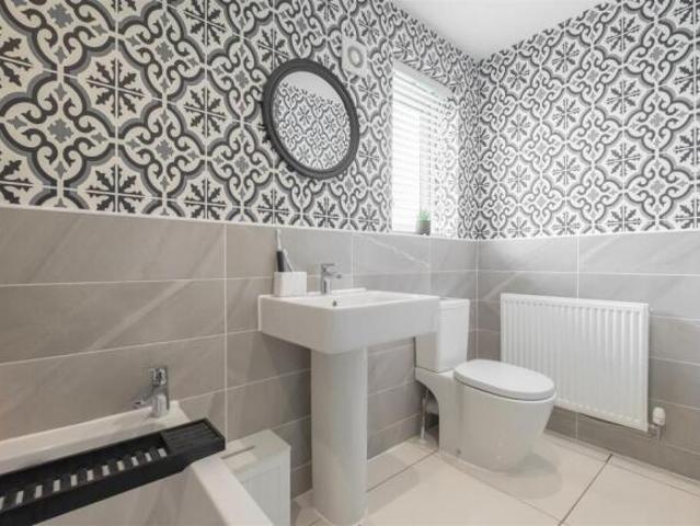 4 bedroom detached house for sale in Oaklands Crescent, Birchencliffe, Huddersfield, HD2 2FX, HD2