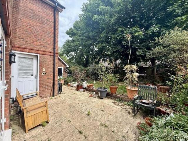 4 bedroom detached house for sale in Oakley Gardens, Luton, LU4