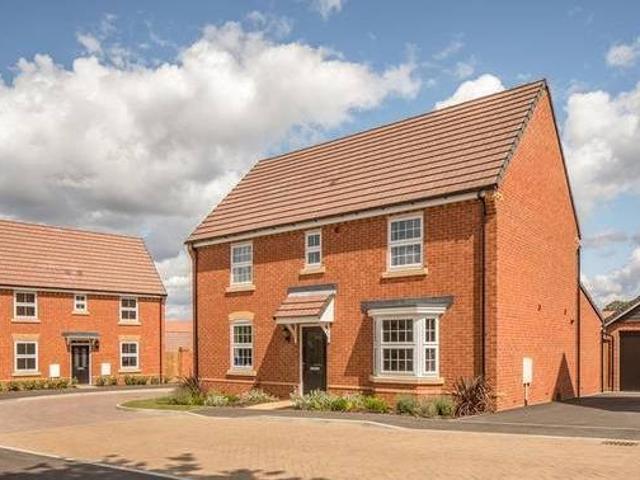 4 bedroom detached house for sale in Oaktree Drive Hook RG27 9RA RG27