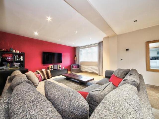 4 bedroom detached house for sale in Old Bedford Road, Luton, Bedfordshire, LU2