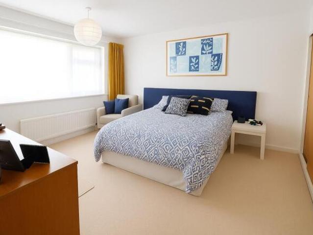 4 bedroom detached house for sale in Old Bedford Road, Luton, Bedfordshire, LU2 7BN, LU2
