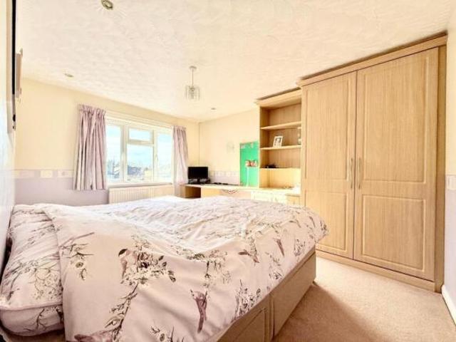 4 bedroom detached house for sale in Old Bedford Road, Luton, LU2