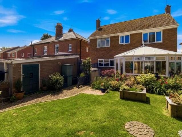 4 bedroom detached house for sale in Oldbury Road, Worcester, WR2