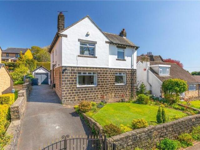 4 bedroom detached house for sale in Oxford Avenue, Guiseley, Leeds, LS20