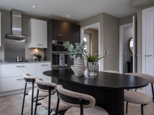 4 bedroom detached house for sale in Lower Rainham Road, Rainham, ME8 7FR, ME8