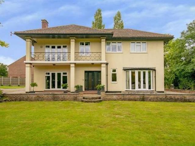 4 bedroom detached house for sale in Lowes Court Bramcote NG9