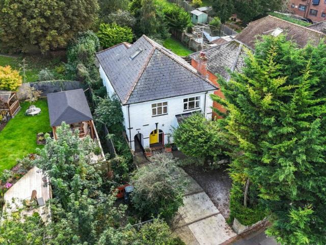4 bedroom detached house for sale in London Road, Basingstoke, RG21