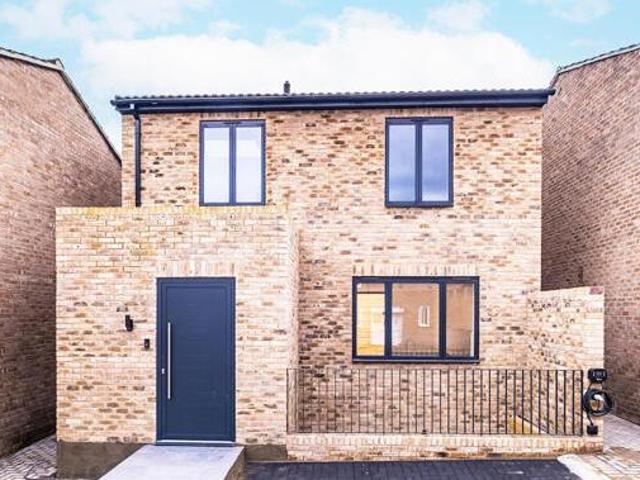 4 Bedroom Detached House For Sale In London