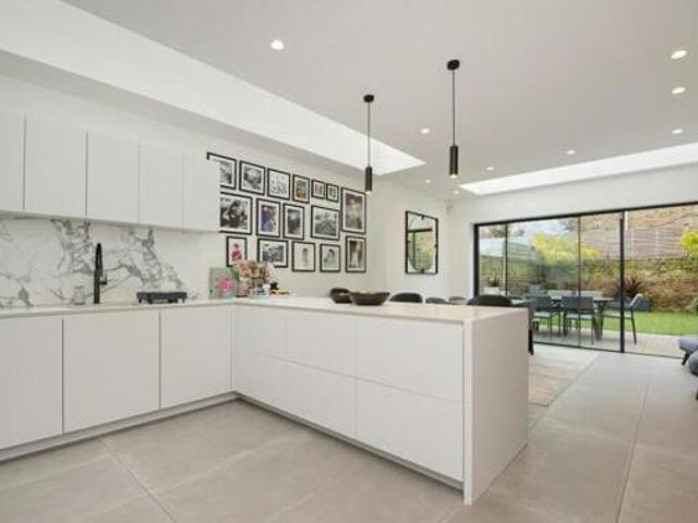 4 Bedroom Detached House For Sale In London