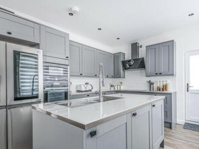 4 Bedroom Detached House For Sale In London