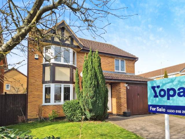 4 bedroom detached house for sale in Lordswood Close, Northampton, NN4