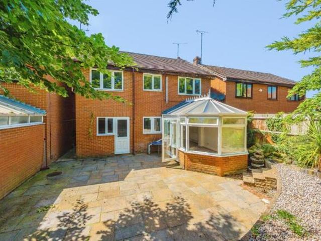 4 bedroom detached house for sale in Lorimer Close, Luton, LU2