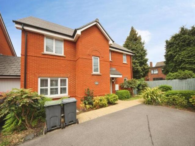 4 bedroom detached house for sale in Laurel Close, Luton, LU4