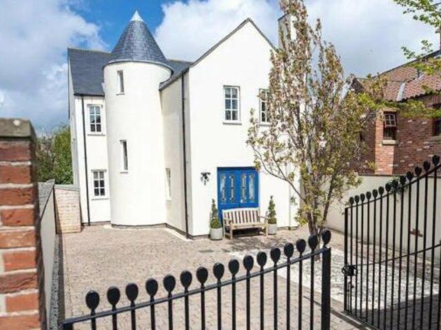 4 Bedroom Detached House For Sale In Langtoft, Driffield