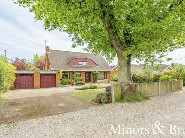 4 bedroom detached house for sale in Larners Road Dereham NR19